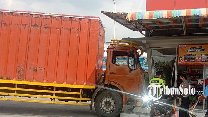 Diduga Lupa Bilang Mau ke Mini Market, Truk Mujiyanto Melaju Tanpa Sopir, Hingga Tabrak Mini ...
