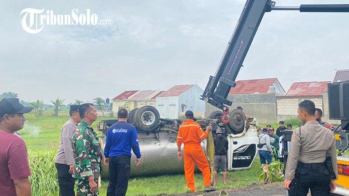 Truk Tangki di Karanganyar Terguling,Mau Belok Mesin Mendadak Mati: Sopir Jungkir Balik Tapi ...