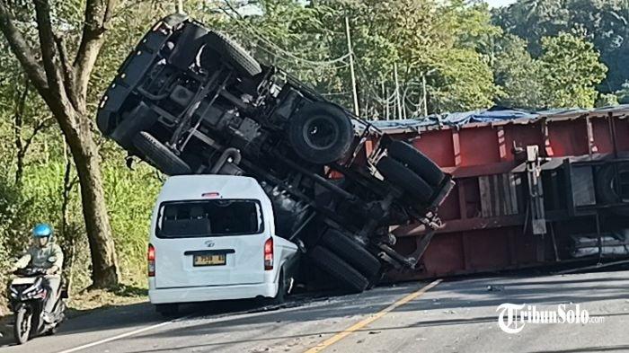 Ajaib! Sopir Hiace Tertimpa Trailer Muatan Puluhan Ton di Boyolali Selamat dari Maut : Kabin ...