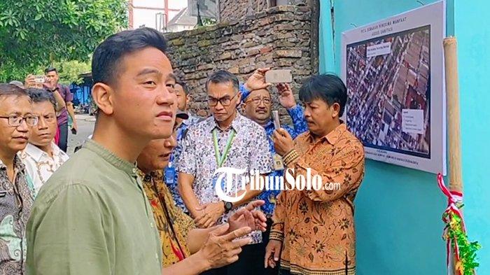 Kurangi Masalah Kawasan Kumuh, Wali Kota Solo Gibran Tinjau Pembangunan Jamban di Kelurahan Mojo ...