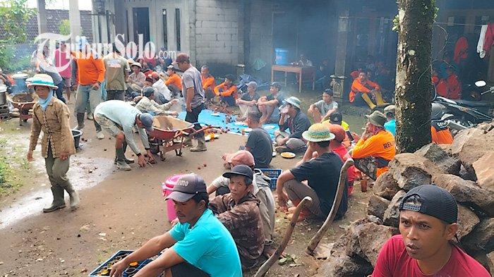 Potret Gotong Royong di Lokasi Longsor Boyolali : Bapak-bapak Bersihkan Material, Emak-emak ...