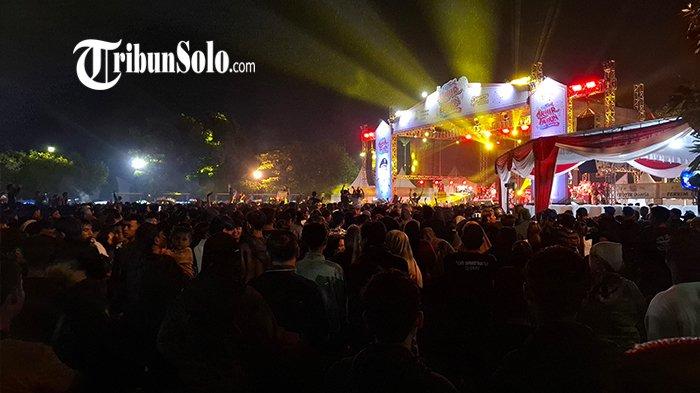 Lautan Manusia Penuhi Alun-alun Sragen Jelang Pergantian Malam Tahun Baru 2025, Diwarnai Gerimis ...