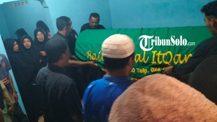 BREAKING NEWS : Seorang Pria Asal Karanganyar Ditemukan Tewas di Semak-semak Perkebunan Bandung ...
