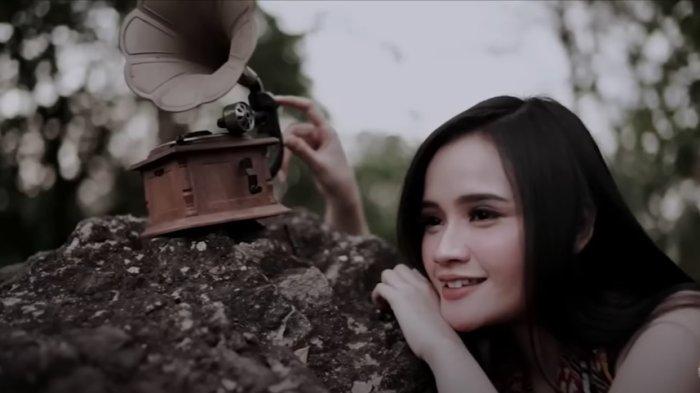 Chord Kunci Gitar dan Lirik Lagu Asmalibrasi - Soegi Bornean: Nyanyikan ...