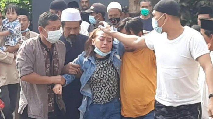 Ayah Mpok Alpa Meninggal, Tangis Sang Komedian Pecah saat Tiba di Rumah ...