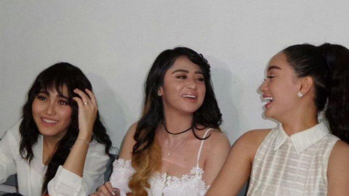 Begini Sosok Dewi Perssik di Mata Ayu Ting Ting dan Zaskia Gotik - Tribunsolo.com