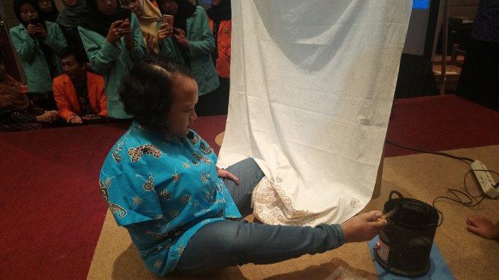 Ayu Tri Handayani, Difabel asal Solo yang Hasilkan Batik Tulis Kaki ...