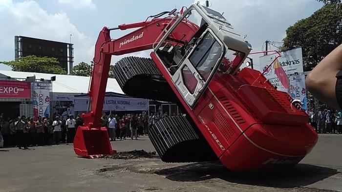 Atraksi Lincah, Backhoe Milik PT Pindad Ini Undang Decak Kagum Para ...