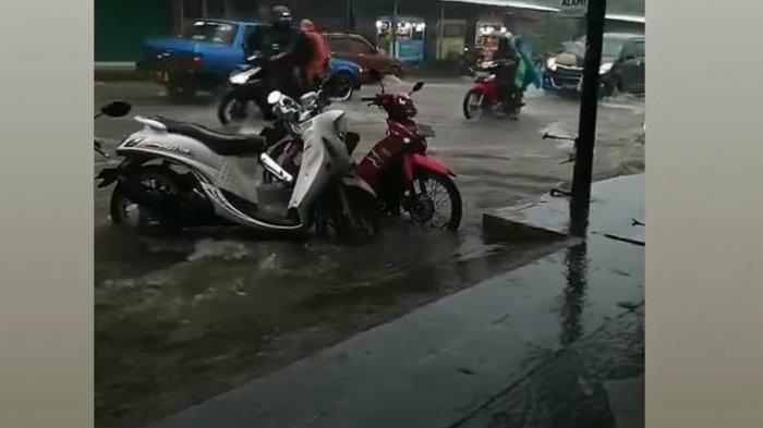 Ini Biang Kerok Banjir di Tawangmangu, Derasnya Arus Buat Sejumlah Pengendara Motor Menepi ...