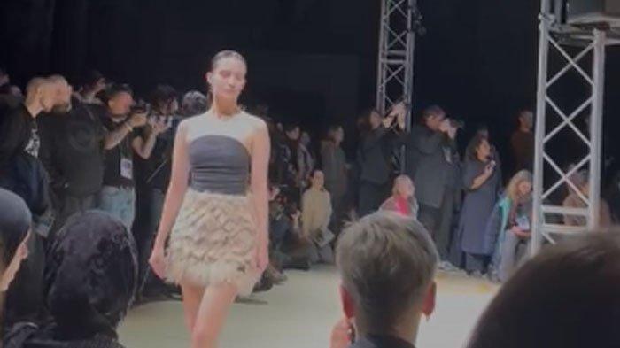 Lenggak-lenggok Model Fashion Show di Dekat Kantor Vladimir Putin ...