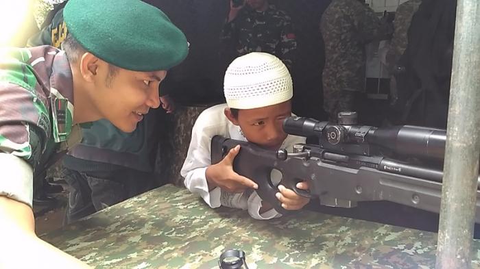 Brigif 6/2 Kostrad Surakarta Pamer Alutsista, Anak Yatim Diajari Cara ...