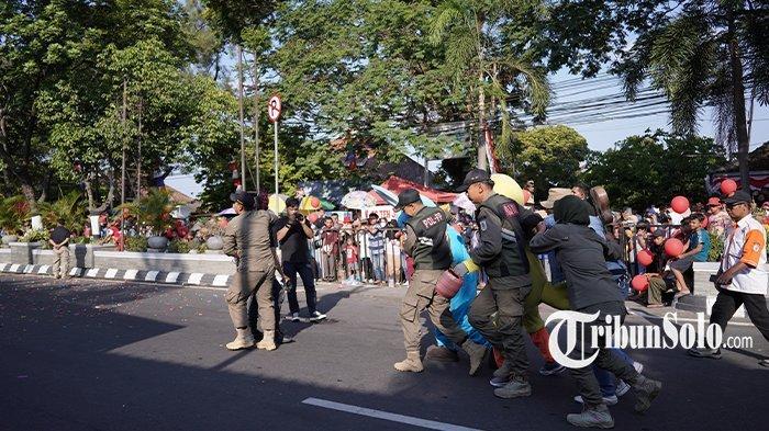 Bupati Klaten Kena Prank Satpol PP dan Damkar di Karnaval Pembangunan ...