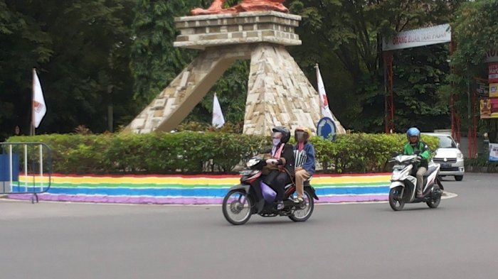 Warna-warni Bak Pelangi, Bundaran Patung Obor Manahan Dicat Sambut Hari ...
