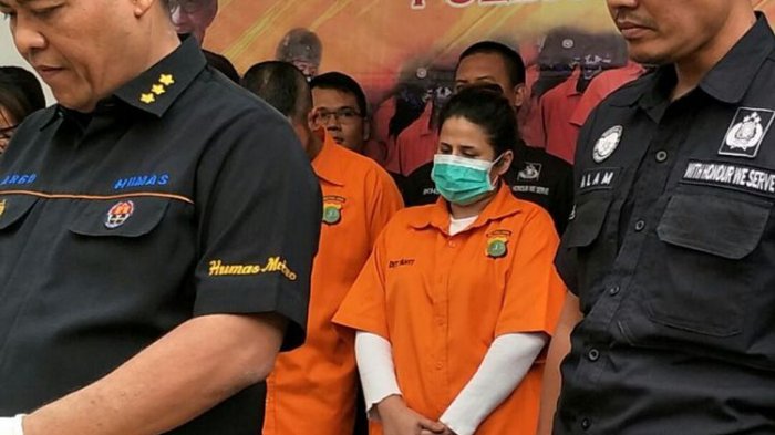 Begini Cara Putri Elvy Sukaesih Sembunyikan Peralatan Mengisap Sabu ...