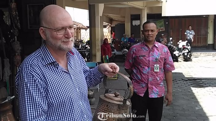 Dubes Australia Paul Grigson Beli Lukisan dan Teko Antik Senilai Rp 2 ...
