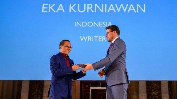 Penulis 'Cantik Itu Luka' Eka Kurniawan Raih Penghargaan Sastra ...