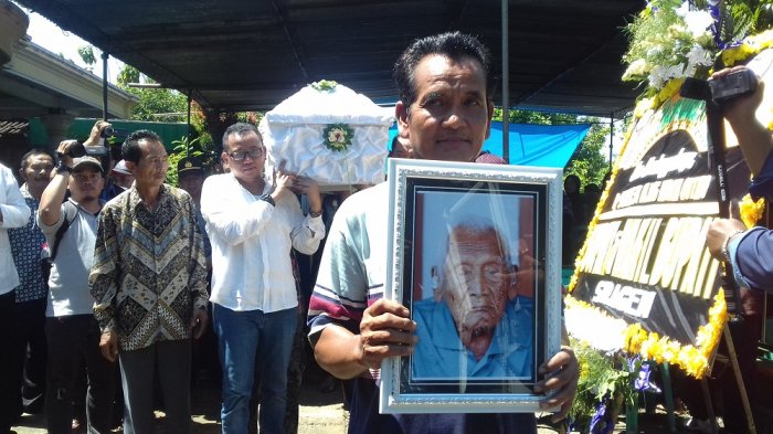 Foto-foto Pemakaman Mbah Gotho, Manusia Tertua Berusia 146 Tahun Asal ...