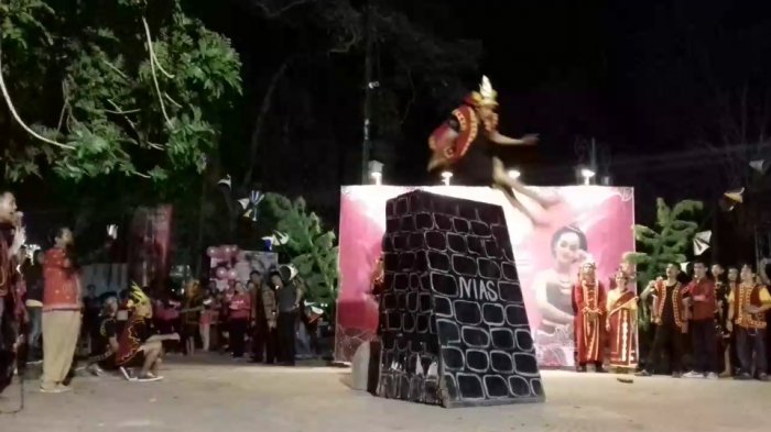Tradisi Lompat Batu Asal Nias Pukau Penonton dalam Semarak Budaya ...