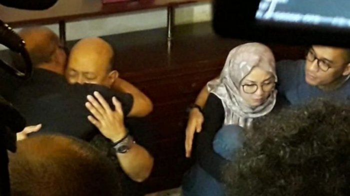 Indro Warkop tak Kuasa Tahan Tangis di Samping Jenazah Sang Istri - Tribunsolo.com
