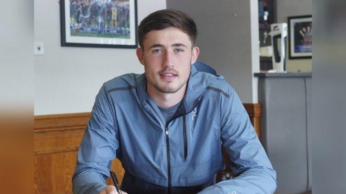 Ikuti Jejak Ayah, James Carragher Tanda Tangani Kontrak profesional ...