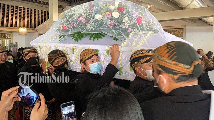 Tangis Keluarga Pecah, Jenazah GRAy Koes Isbandiyah Diantar ke Pemakaman Imogiri Yogyakarta ...