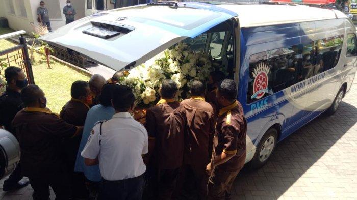 Istri Robby Sumampouw Antar Jenazah Suami Tercinta ke Tempat ...
