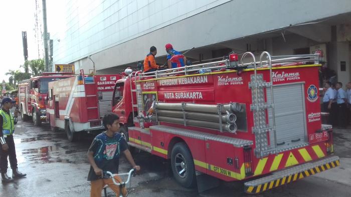 5 Mobil Pemadam Dikerahkan untuk Padamkan Kebakaran di Hartono Mall Solo Baru - Tribunsolo.com