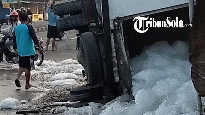 KRONOLOGI Truk Boks Muatan Es Terbalik dan Menabrak Warung di Kebakkramat, Diseruduk Truk ...