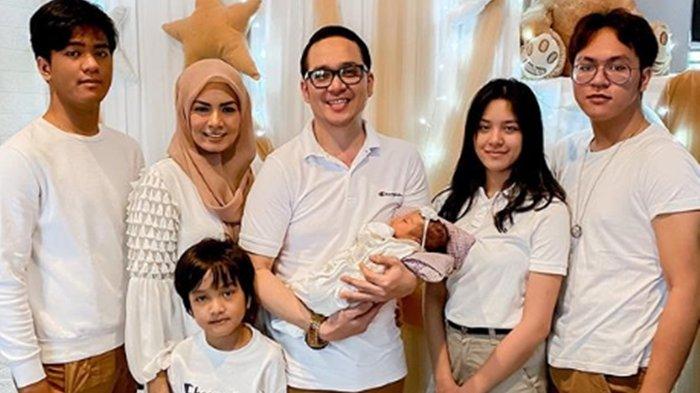 20 Tahun Menikah, Fadli Akhmad Perkenalkan Anak Kelimanya dan Bagikan ...