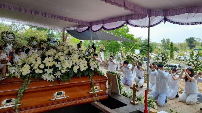 Sebelum Dimasukkan ke Liang Lahat, Keluarga Robby Sumampouw Lakukan ...