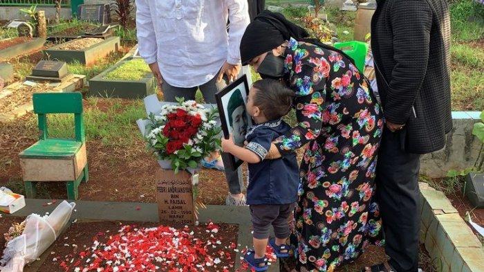 Potret Gala Sky Cium Foto Mendiang Vanessa Angel dan Bibi Ardiansyah di Makam, Bikin Terenyuh ...