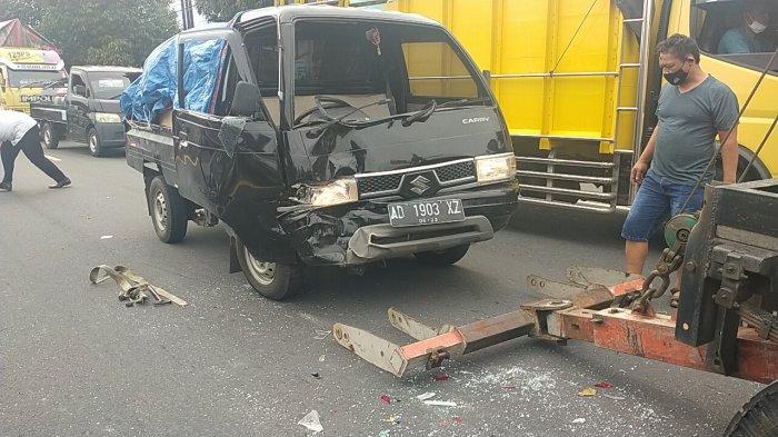 Kecelakaan di Kawasan Pasar Plembon Klaten, Pikap Sundul Nissan Livina, Sopir Pikap Luka ...