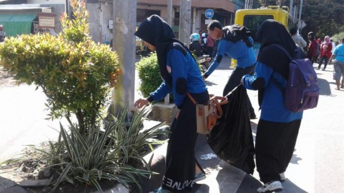 KSR STIKES PKU Muhammadiyah Surakarta Lakukan Aksi Pungut Sampah di CFD - Tribunsolo.com