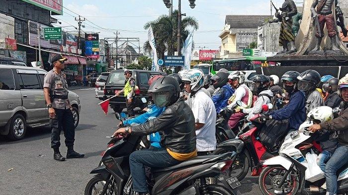H+3 Lebaran, Arus Lalu Lintas yang Mengarah ke Simpang Tiga Tugu Kartasura Padat - Tribunsolo.com