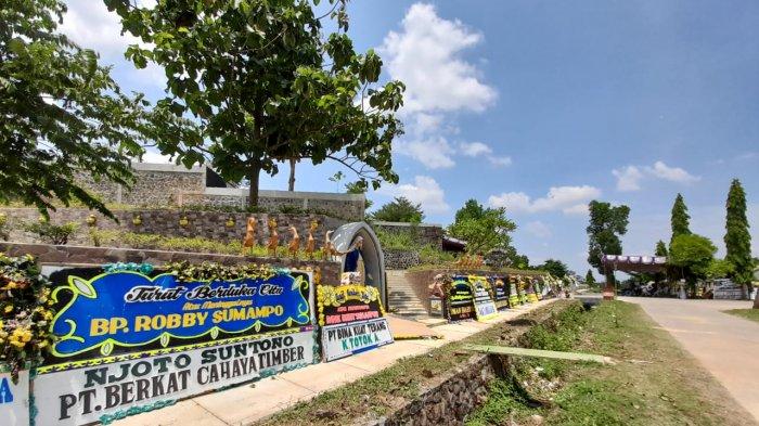 Karangan Bunga Penuhi Makam Robby Sumampouw, Mantan Danjen Kopassus ...