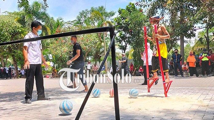 Sepak Bola Egrang Riwayatmu Kini, Permainan Tradisional Tempo Dulu yang ...