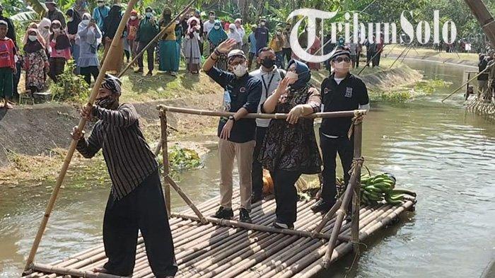 Di Punden Tingkir Sragen saat Naik Getek Bersama Bupati Yuni, Sandiaga ...