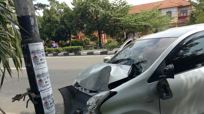 Mobil Tabrak Tiang Listrik di Jl Adi Sucipto Solo, Polisi Sebut Pengemudi Mengantuk - Tribunsolo.com