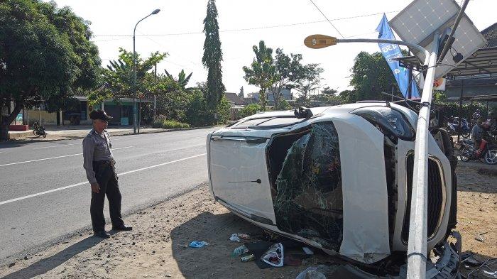 Mobil Terguling seusai Hantam Motor dan Tiang Lampu di Jalan Raya Solo-Wonogiri - Tribunsolo.com