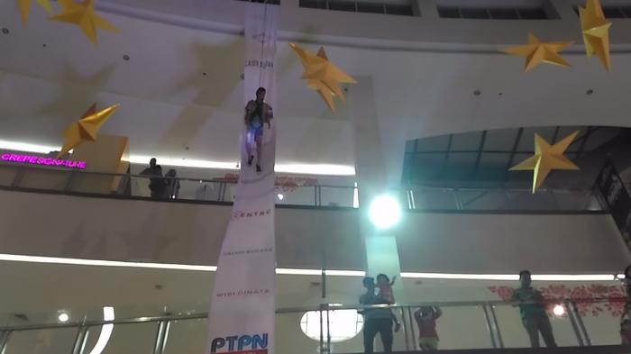 Ajib dan Tak Lazim, Para Model Fashion Show Ini Bergaya di Catwalk ...