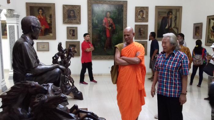 VIDEO - Tamu Undangan saat Menyaksikan Lukisan Karya Dullah di Museum ...