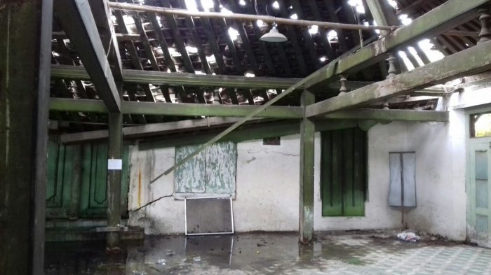 Atap Pringgitan Ndalem Suryohamijayan Keraton Surakarta Roboh, Begini ...
