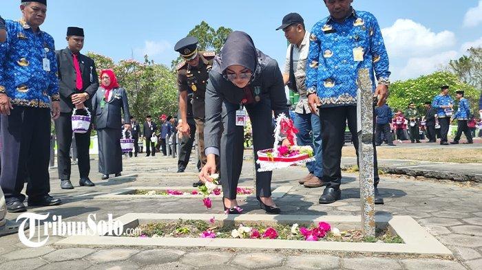 Bupati Klaten Tabur Bunga di TMP Ratna Bantala, Awali dari Makam Kopral Sayom dan Sersan Sadikin ...