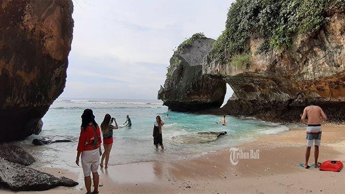 Pantai Suluban, Destinasi Blue Point yang Suguhkan Pemandangan Menawan di Bali - Tribunsolo.com