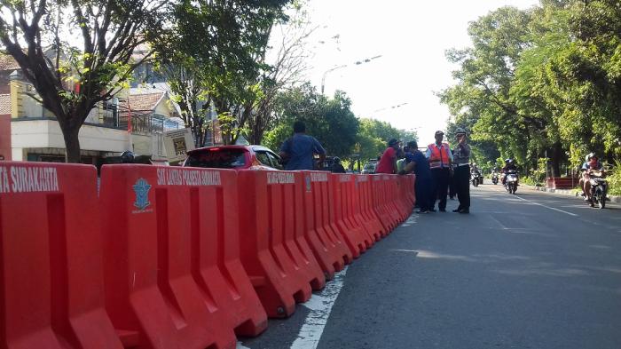 Dishubkominfo Pasang Rambu Water Barier dan Barikade di Tujuh Titik ...