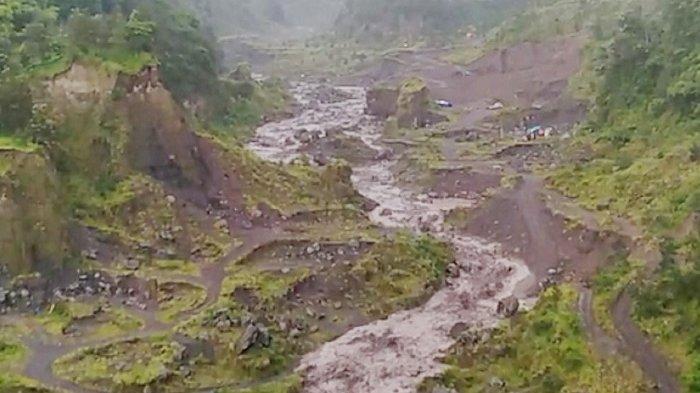 Banjir Lahar Dingin dari Puncak Gunung Merapi, Pengendara Selamat ...