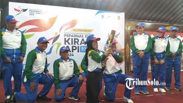 Momen Obor Api Abadi Peparnas 2024 Tiba di Sukoharjo, Diarak 1,5 Km ...