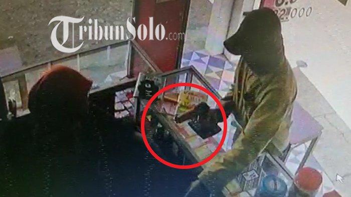 Detik-detik Aksi Rampok Todongkan Pistol di Counter HP Ngawen Klaten ...