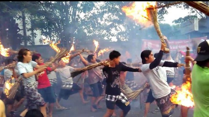 Sebelum Nyepi, Umat Hindu Lombok Perang Api, Begini Persiapannya ...