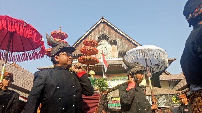 Kirab Jenang Suro oleh Paguyuban Pedagang Pasar Triwindu Solo, Tradisi ...